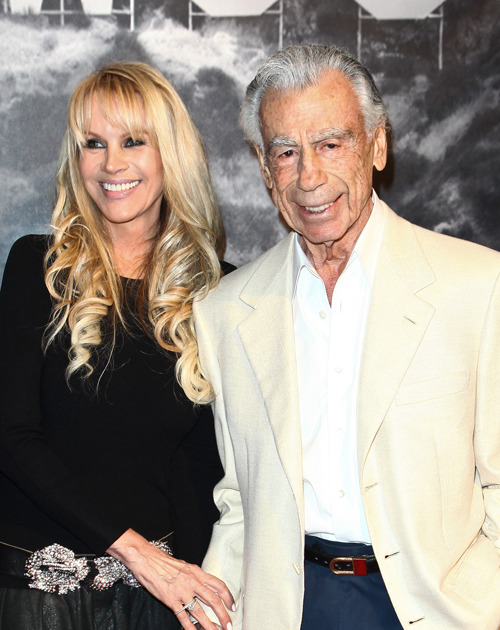 Video! Flash Mob Surprises Billionaire Kirk Kerkorian | ExtraTV.com Video! Flash Mob Surprises Billionaire Kirk Kerkorian | ExtraTV.com