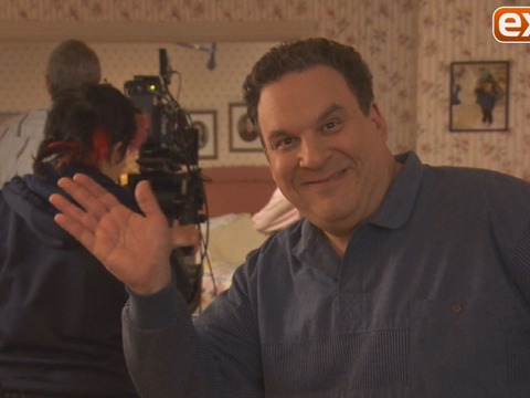 It’s a ‘80s Flashback on the Set of ‘The Goldbergs’ | ExtraTV.com