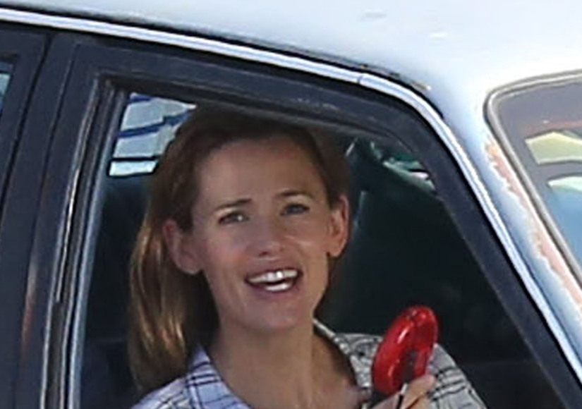 Jennifer Garner Shows Off Big Smile Amid Ben Affleck's Nanny Drama ...