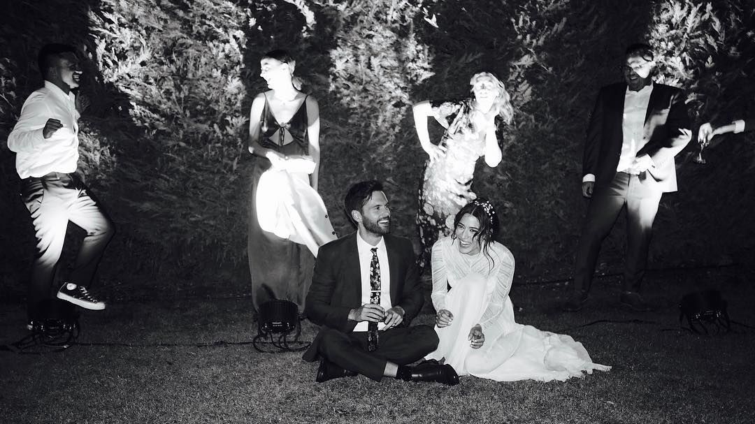 Wedding Pic! Lizzy Caplan Marries – Who’s Her Husband? | ExtraTV.com