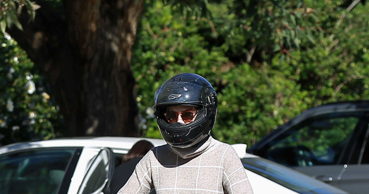 Kate Hudson Wears Ring on Left Finger — Is She Engaged? | ExtraTV.com