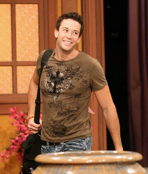 Pics! Kate Middleton Shows Off Royal Baby Bump | ExtraTV.com